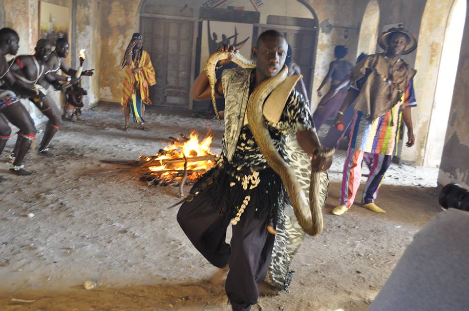 Tournage du clip "Diofior": Pape Diouf avec un serpent autour du cou